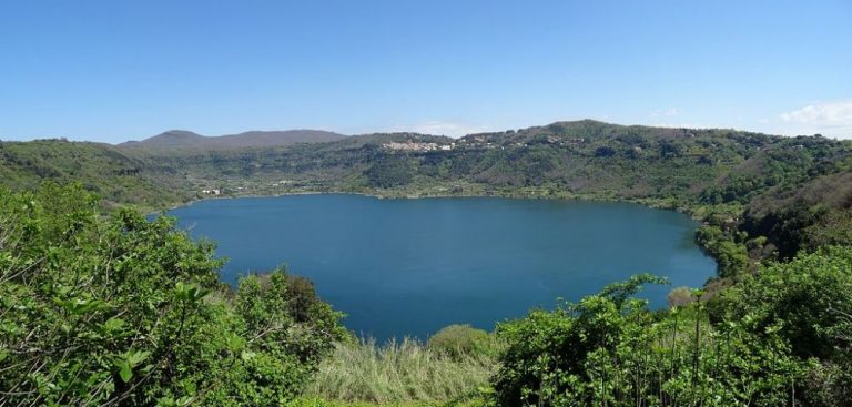 Nemi, il borgo che si specchia su un lago vulcanico • Travel Blogger ...